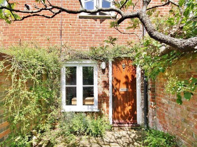 house for rent in Grove Heath Road, GU23 6EU