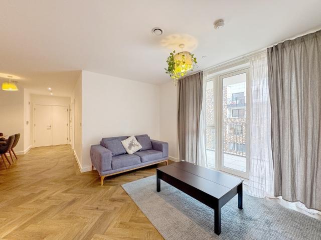 3 bedroom flat to rent on Granville Road, London