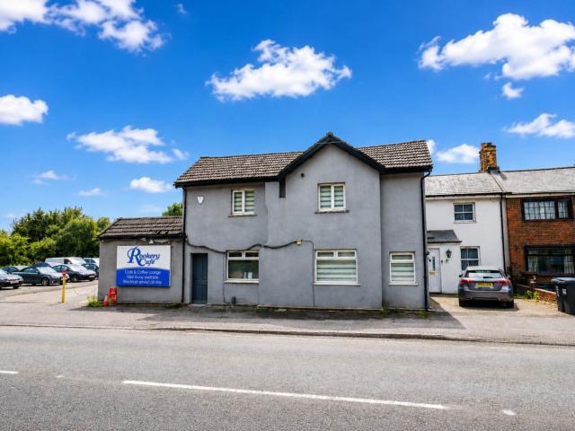house for rent in Great North Road, AL9 5SF