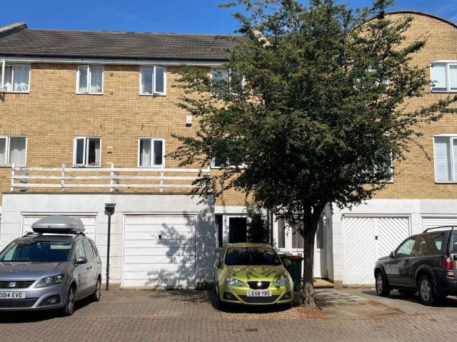 house for rent in Grimsby Grove, E16 2RH