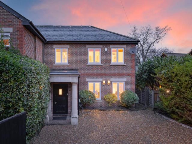 house for rent in Hanger Hill, KT13 9YD