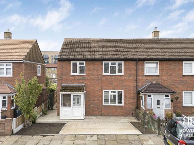 house for rent in Hart Crescent, IG7 4DY