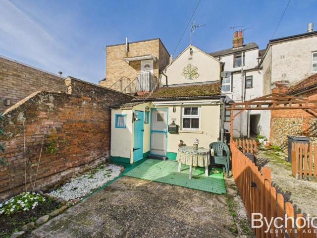 house for rent in High Street, CO9 2AA