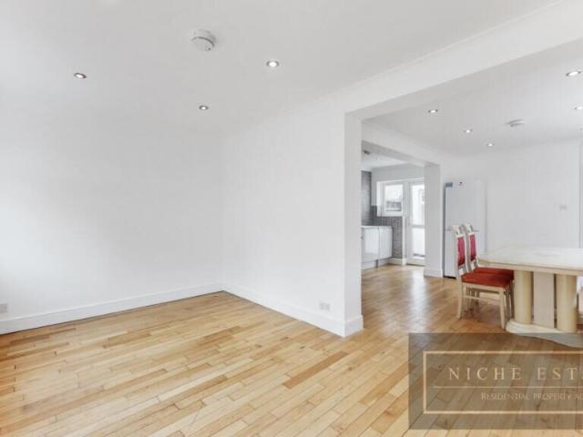 house for rent in Hutton Grove, N12 8DT