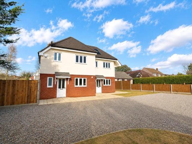 house for rent in Kings Road, GU24 9LN