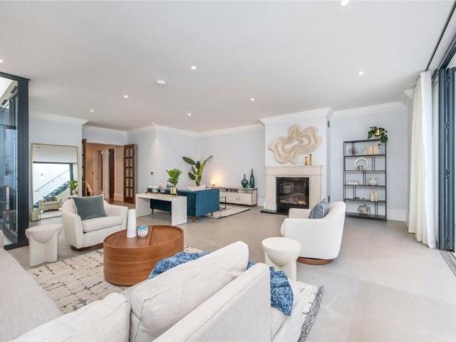 house for rent in Kings Road, TW10 6EG