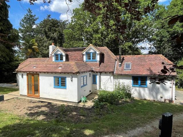 house for rent in Knowle Lane, GU6 8UW
