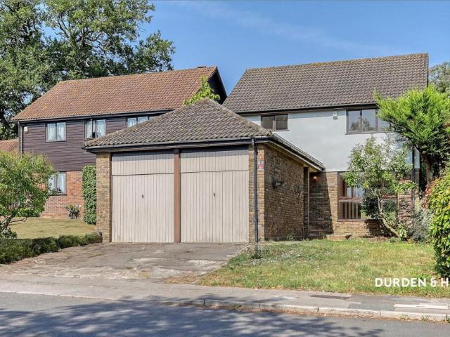 house for rent in Kynance Close, RM3 7LB