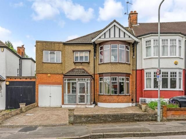 house for rent in Langley Crescent, E11 2LZ