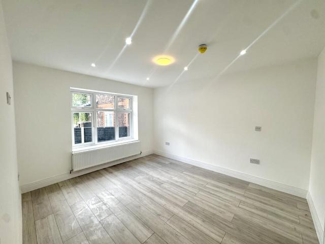 house for rent in Maple Close, UB4 9NH