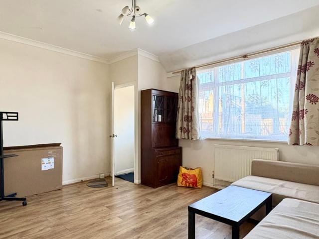 3 bedroom semi detached house to rent on Market Street, London