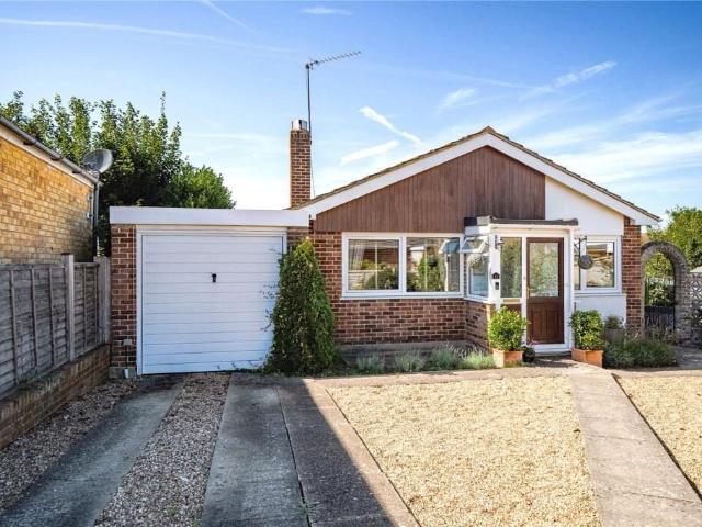 house for rent in Mayhurst Crescent, GU22 8DG