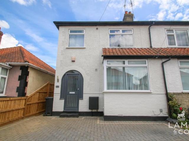 house for rent in Melbourne Road, CO15 3HY