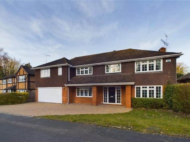 house for rent in Mountbatten Rise, GU47 8LS