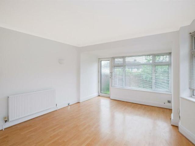 house for rent in Oakwood Hill, IG10 3EW