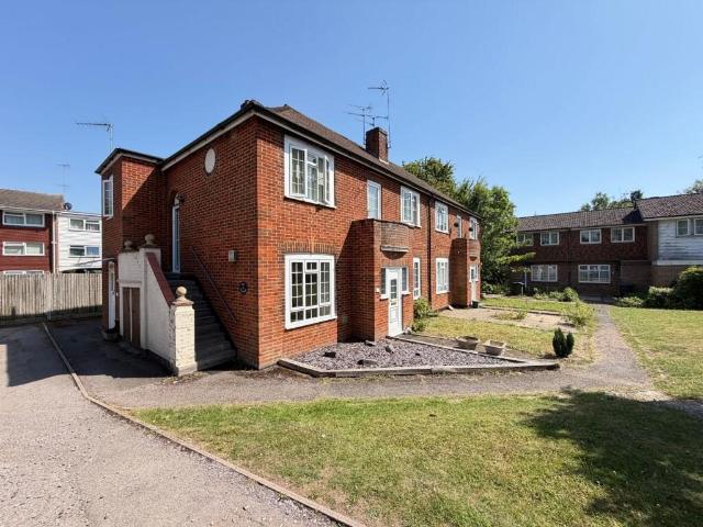 house for rent in Oaks Close, KT22 7SJ