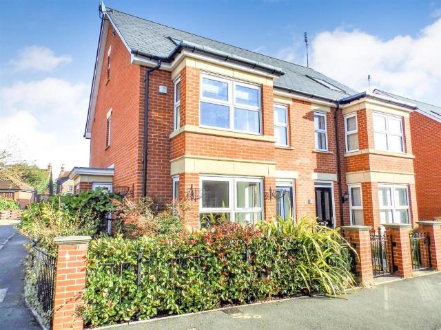 house for rent in Oxford Road, RH13 5EH