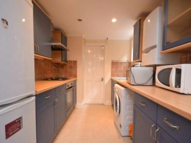 house for rent in Pitcroft Avenue, RG6 1NN