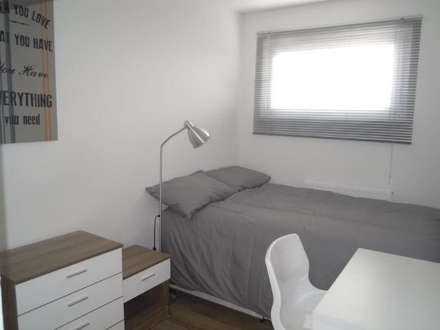 Room to rent on Pitsea Street, London