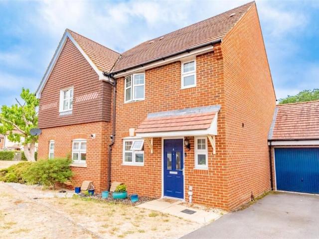 house for rent in Property, GU19 5BW