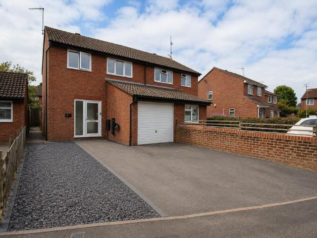 house for rent in Property, GU35 0TT