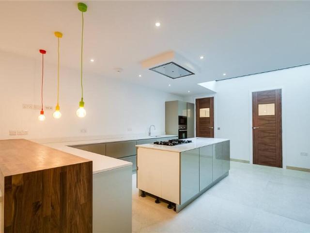 house for rent in Property, SW18 3TF