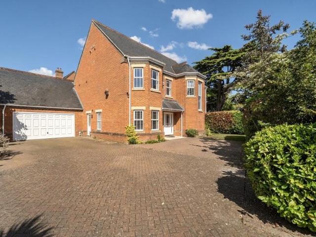 house for rent in Ridge Way, GU25 4TE