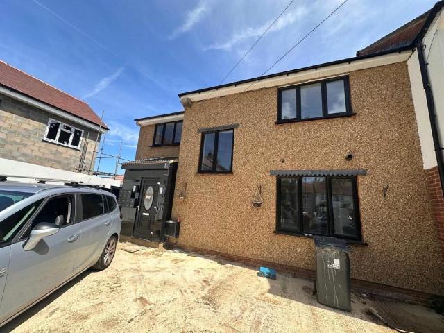 house for rent in Rushdene Close, UB5 6NR