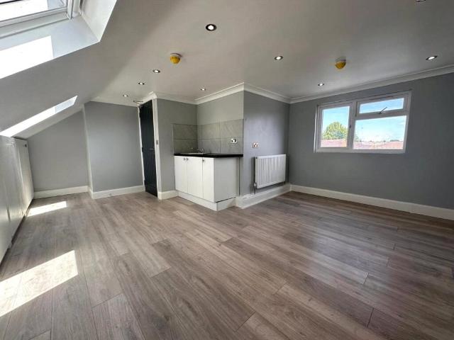 house for rent in Rushdene Close, UB5 6NR