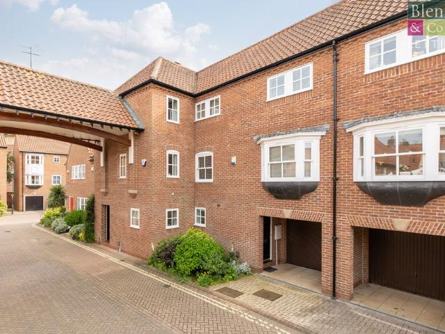 house for rent in St. Andrew Place, York