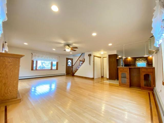 House for Rent in Staten Island, New York, Ref# 202072356