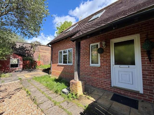 house for rent in Station Road, GU32 3ED