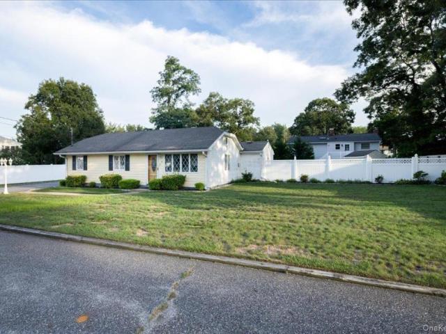 house Holbrook NY ES105150793