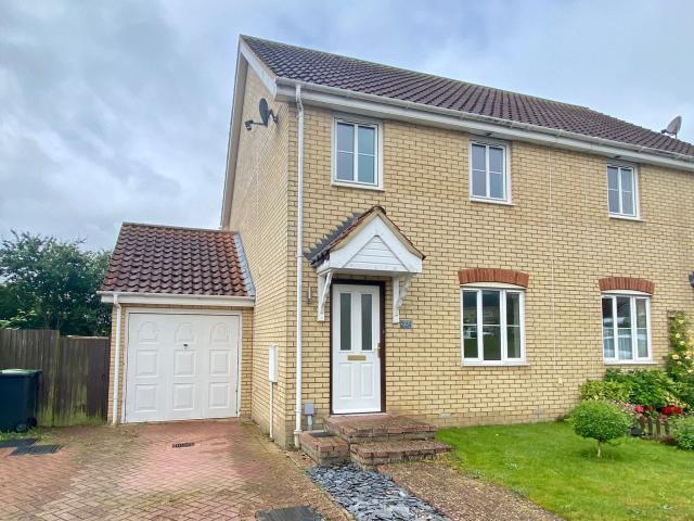 house in 27 Wells Way, Stowmarket, IP14