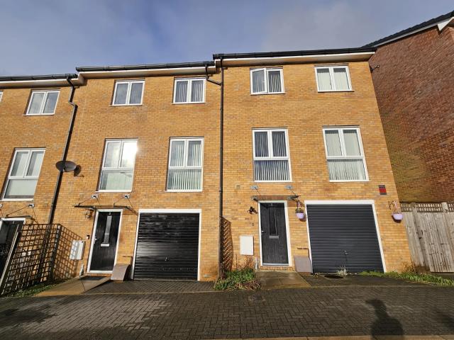 house in Challney Gardens LU4