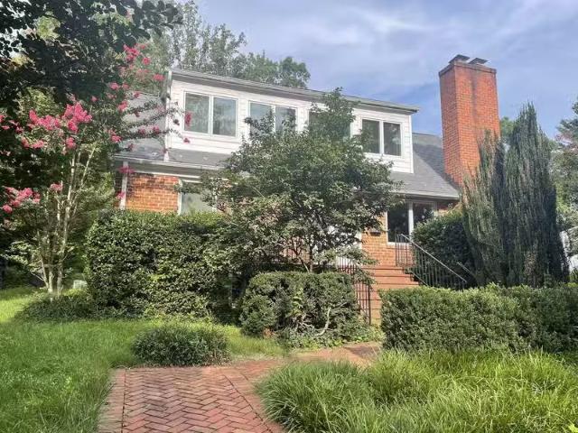 House in green, charming Palisades neighborhood in DC 2354 Ki.