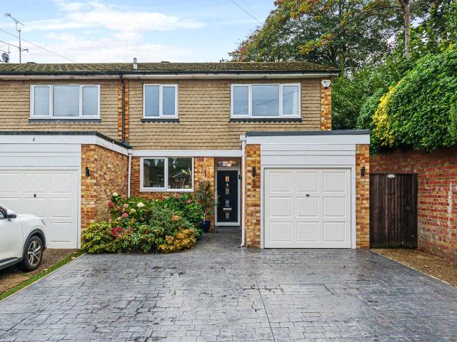 house in Hanover Close, Frimley, Camberley, Surrey, GU16 8LE