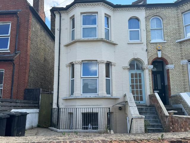 house in Rossiter Road, Balham, SW12 9RX