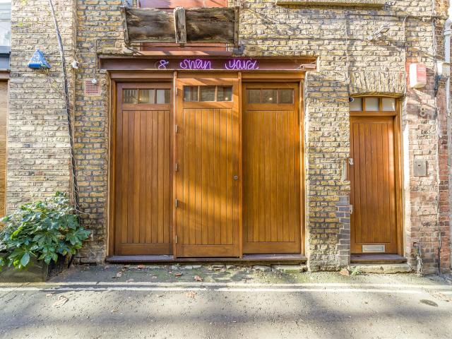 house in Swan Yard, London
