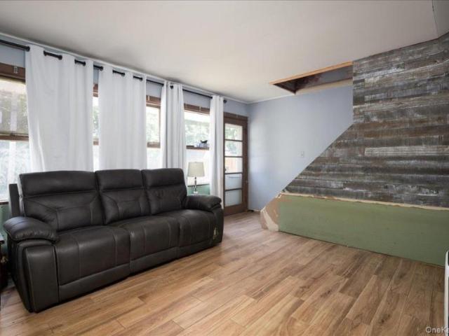 house Levittown NY ES104362973