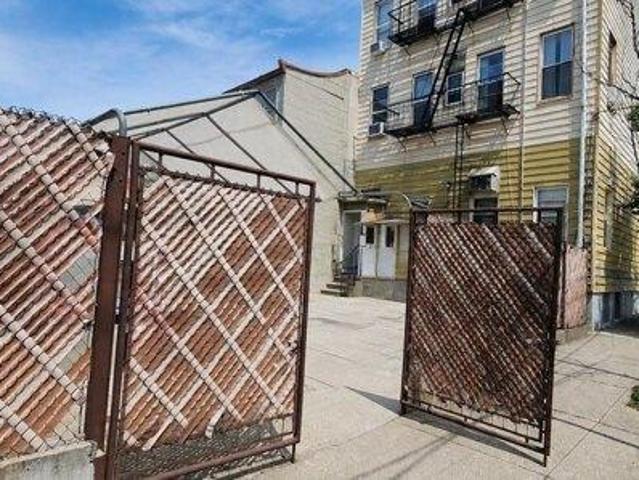 house Maspeth NY ES105204419