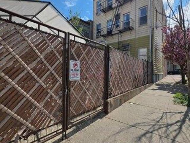 house Maspeth NY ES103623312