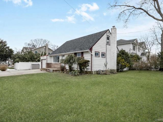 house Massapequa Park NY ES101253759
