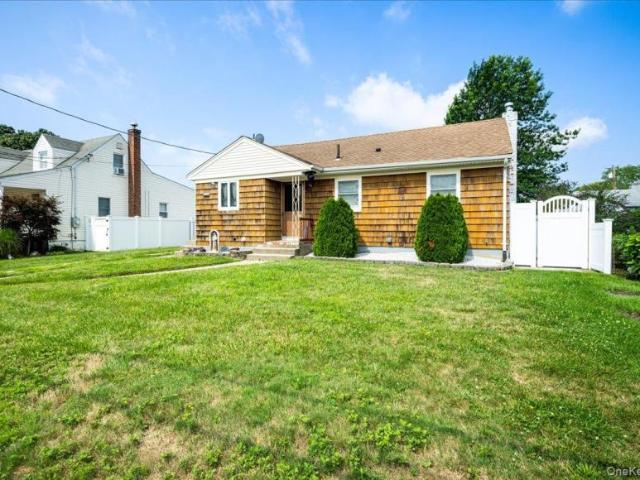 house Massapequa Park NY ES104563704