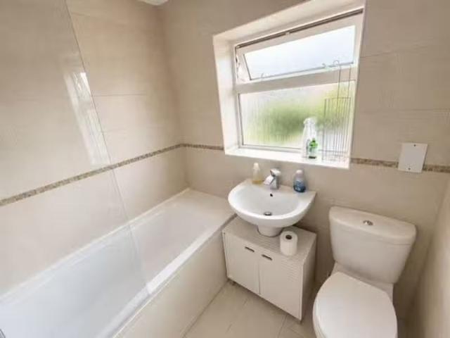 House of multiple occupation for rent in Warmark Road, Hemel H.