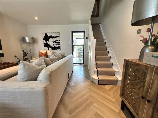House Semi Detached For Rent Walnut Tree Close, Hayling Island