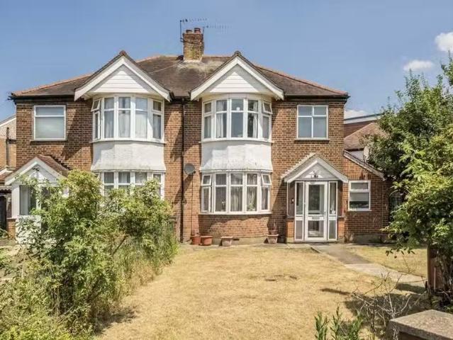 House semi detached for sale in Northumberland Avenue, Islew.