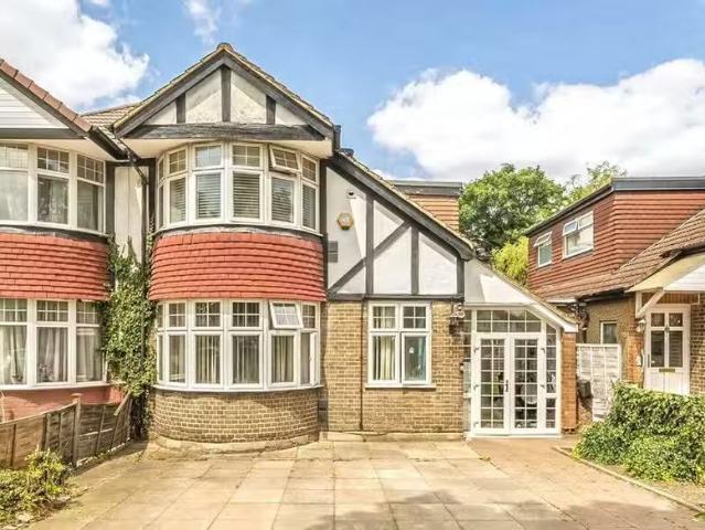 House semi detached for sale in Great West Road, Hounslow, T.