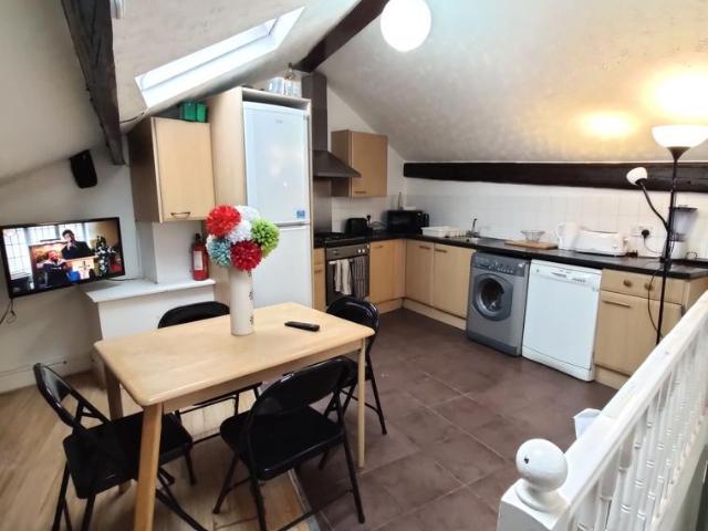 House Share Wilmslow Road, Manchester 6 bed flat to rent £3,120 pcm £720 pw