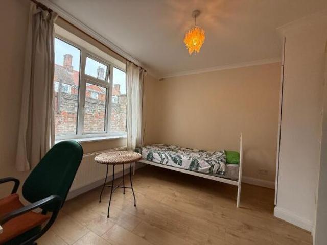 House share for rent in Fitzneal Street, East Acton, London, W12 0BB, W12